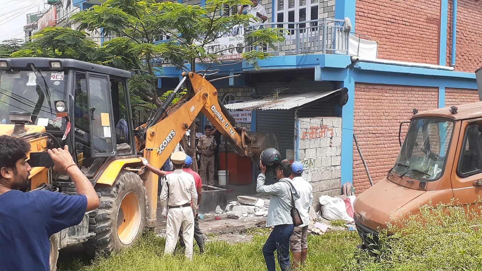 पोखरामा मापदण्डविपरीतका संरचनामा महानगरले डाेजर चलायाे :: शिलापत्र ...